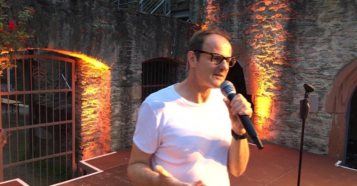 Vince Ebert sorg für eine ausverkaufte Burg in Eppstein